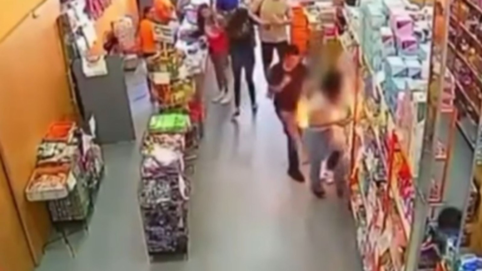 Celular explode no bolso de jovem e causa queimaduras; VÍDEO