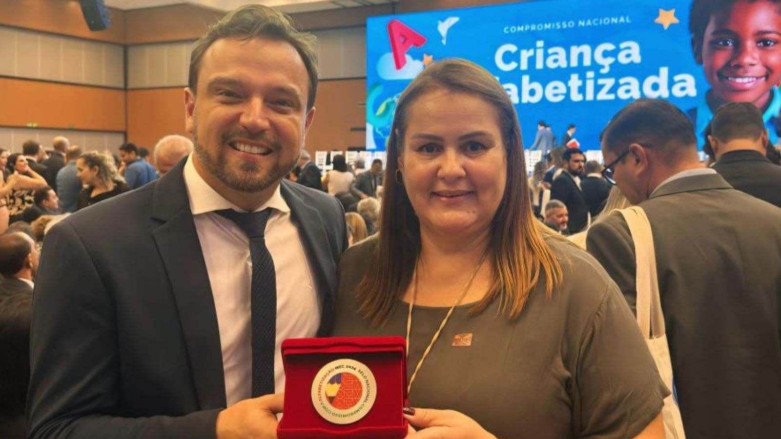 Prefeito de Itupeva recebe Selo Ouro do Compromisso Nacional Criança ...